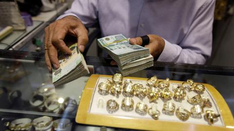 Libyans struggle to fend for themselves under economic crisis