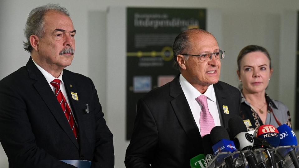 Bolsonaro, Lula teams hold 'positive' meeting over government transition