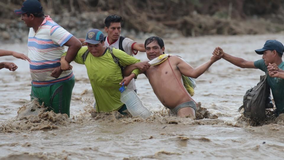 Peru air lifts thousands as floods kill over 70