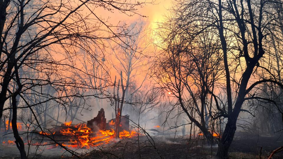 Ukraine fights fires in Chernobyl zone, says no radiation jump