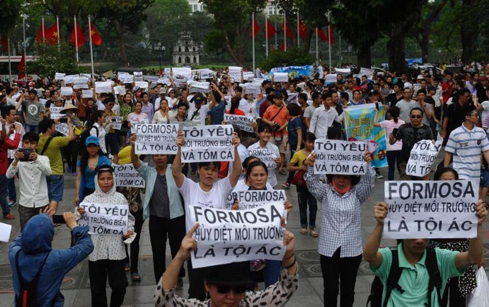 Hundreds of Vietnamese protest Taiwanese firm