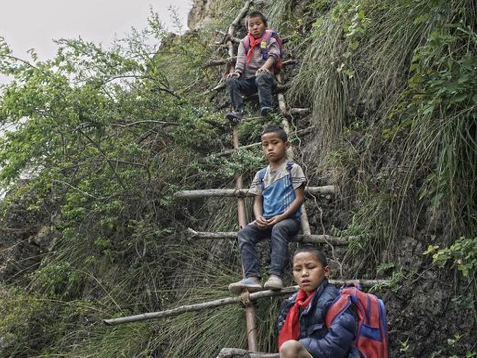 Chinese children make death-defying trek to school
