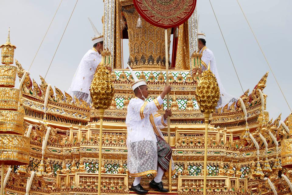Thousands mass for cremation ceremony of late Thai king