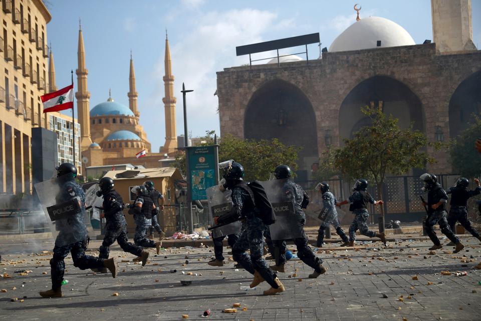 Lebanese protesters storm several ministries as anger grows